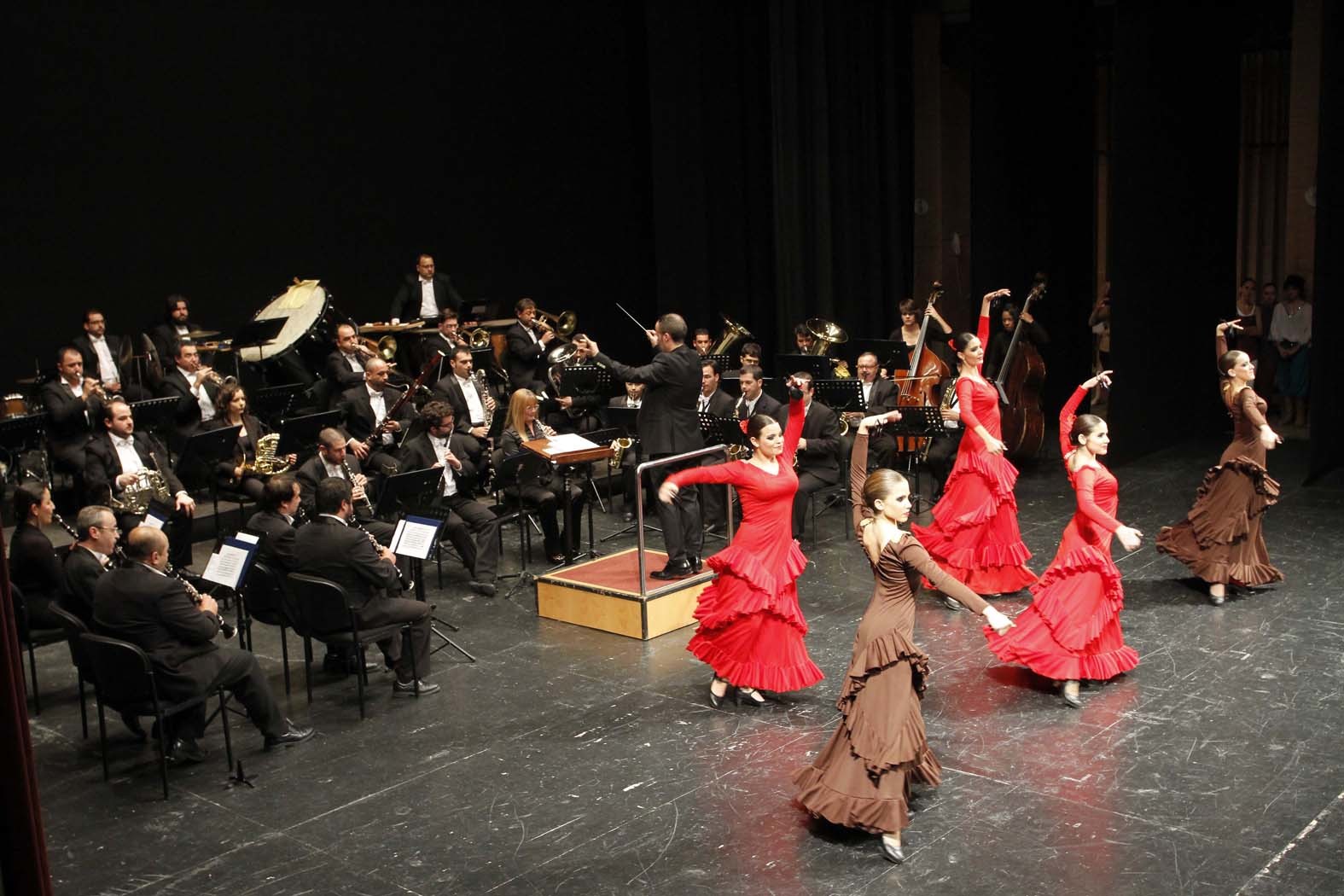 Alumnos del Conservatorio danzan al son de la Banda de Música ...