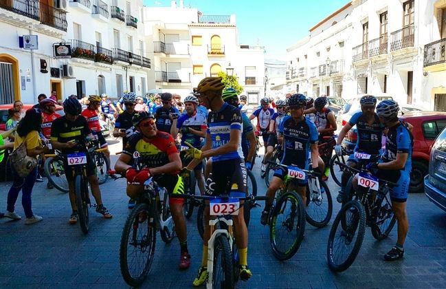 Medio centenar de ciclistas disfruta del paisaje de Sierra Nevada en la ... Medio centenar de ciclistas disfruta del paisaje de Sierra Nevada en la ...