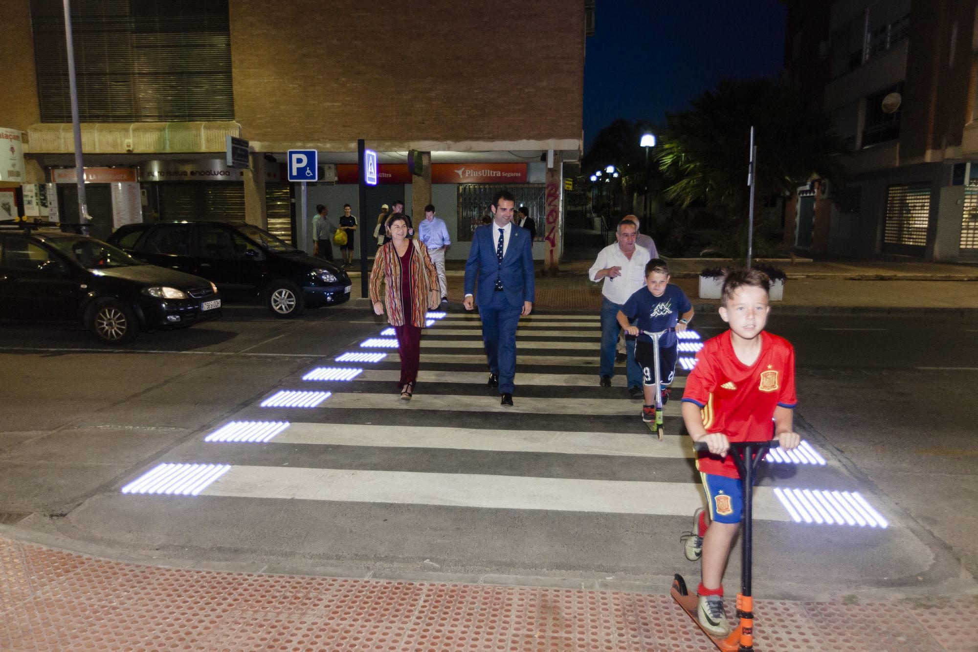 Nueva Andalucía estrena el primer paso de cebra inteligente, que se ...