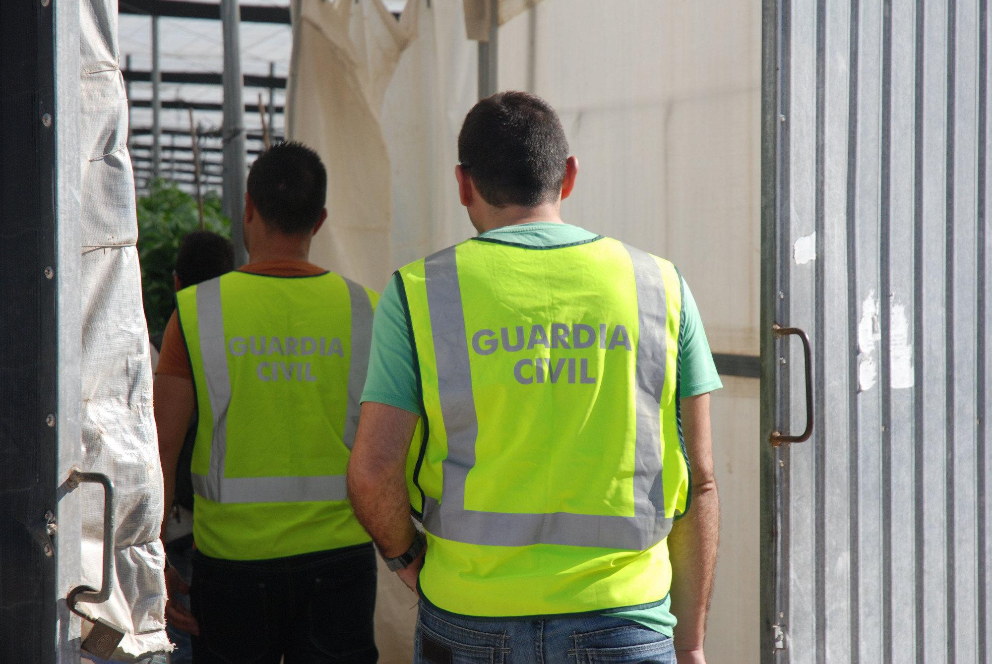 Guardia Civil Sorprende En El Interior De Una Explotación Agrícola Al