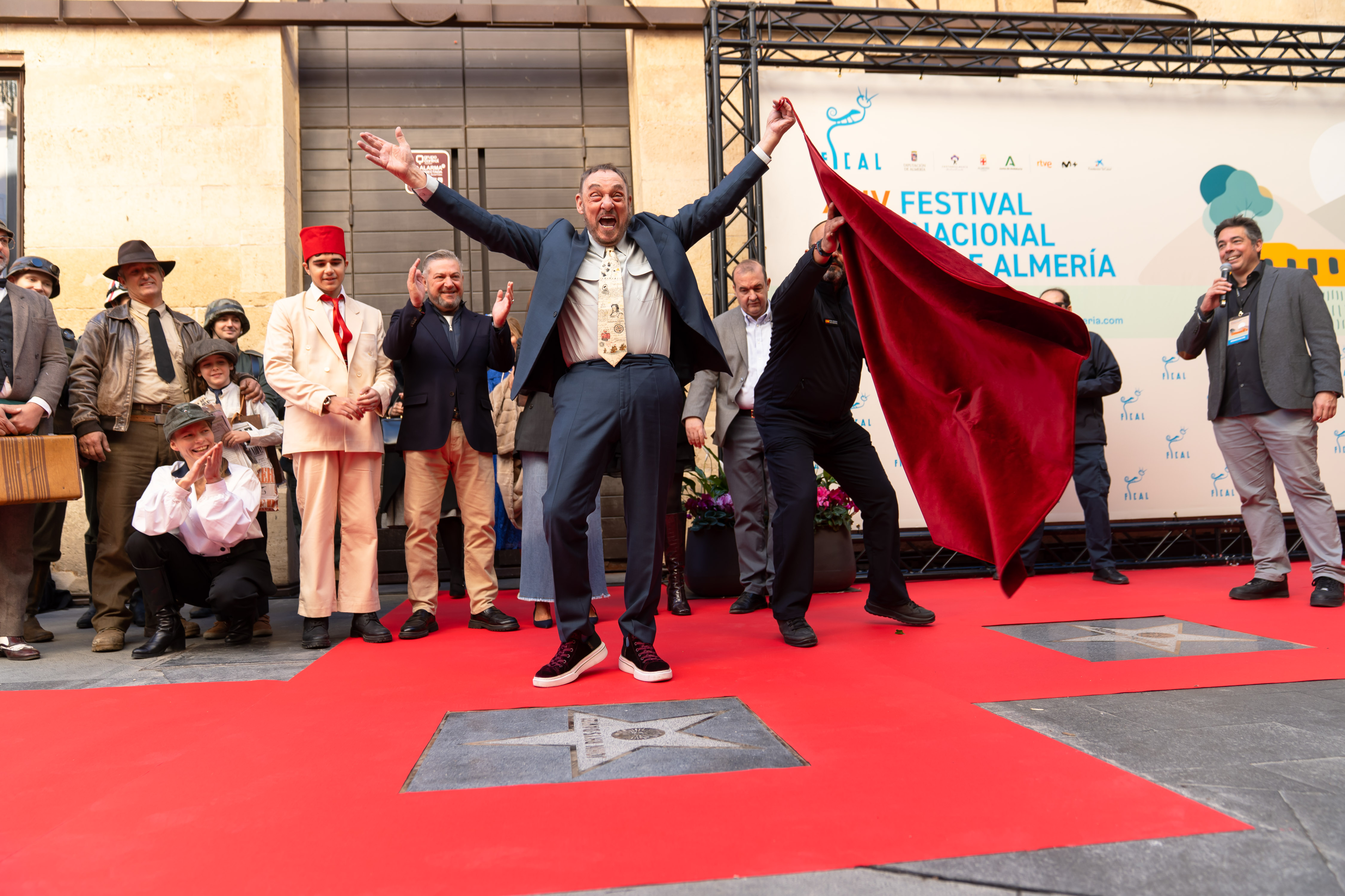 La Alegría de Vivir y el Cine: John Rhys-Davies Descubre su Estrella y Ensalza la Magia de ...