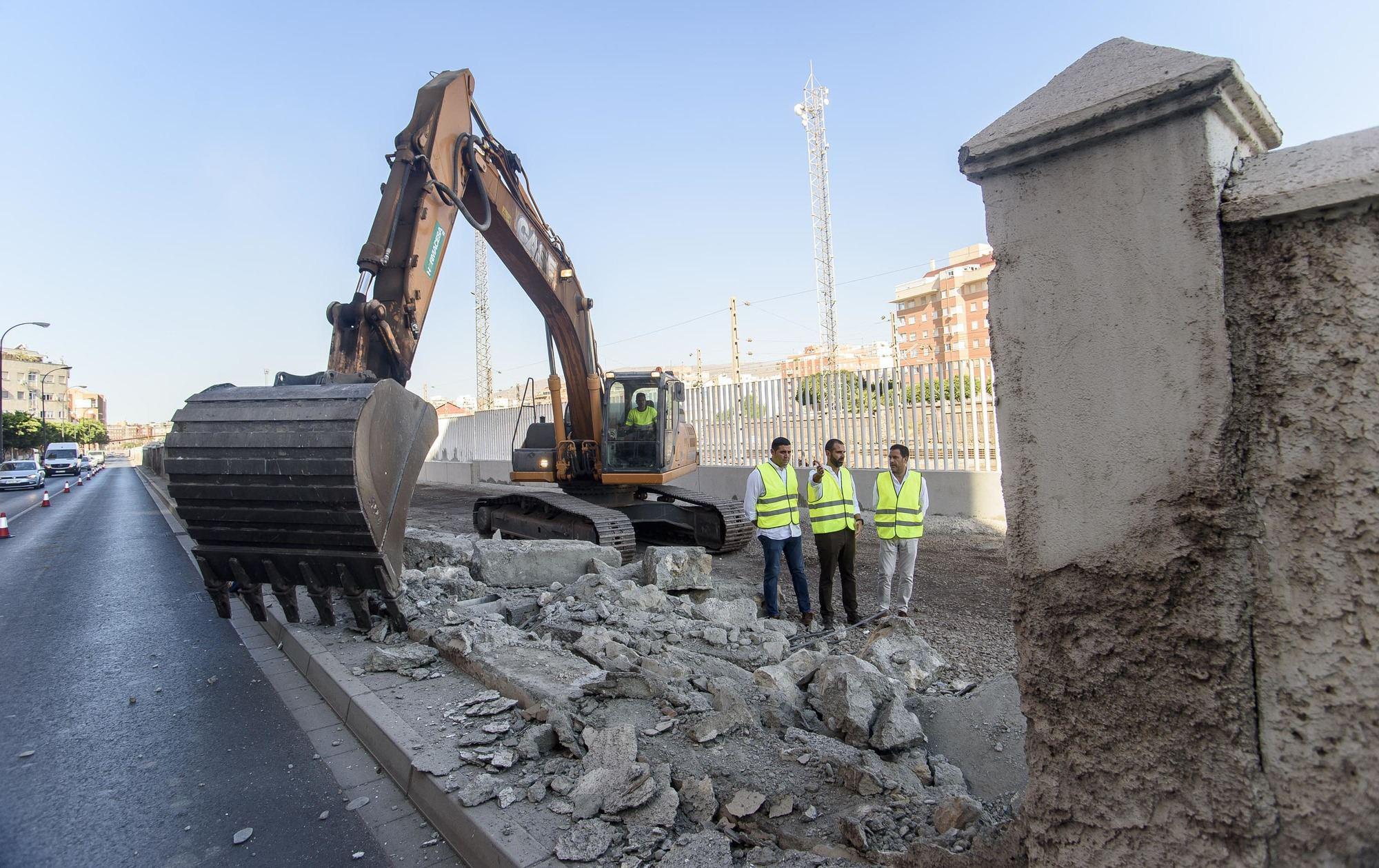 Comienza el derribo del muro de Sierra Alhamilla | Noticias de Almeria
